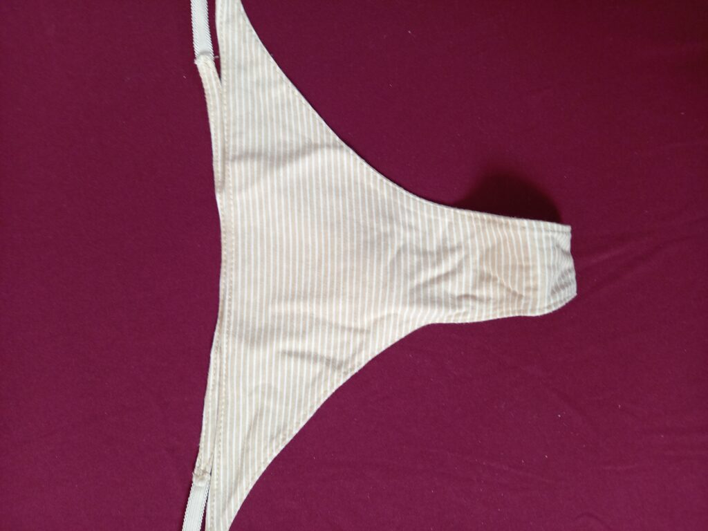 Feuchter String Buxerie